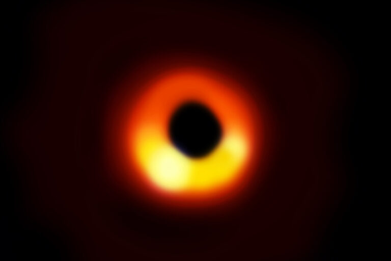 Supermasivní černá díra byla představena světu. Zemi je velmi blízká ...